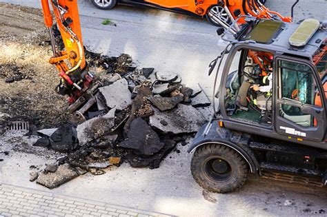 굴삭기가 거리 수리 중에 양동이로 오래된 아스팔트 층을 분해합니다 거리에 대한 스톡 사진 및 기타 이미지 거리 건설 산업 건설 현장 Istock