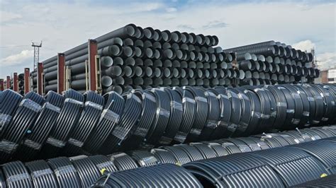 완성 된 플라스틱 파이프 산업 야외 스토리지 사이트 창 고가 고 플라스틱 물 파이프 공장 제조입니다 강철에 대한 스톡 사진 및