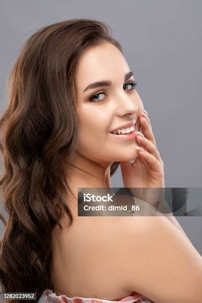 곱슬 머리 건강 깨끗한 피부와 신선한 메이크업갈색 머리 소녀의 초상화 카메라를 들여다보고 있습니다 미용 미용 및 메이크업 컨셉 16 17 살에 대한 스톡 사진 및 기타