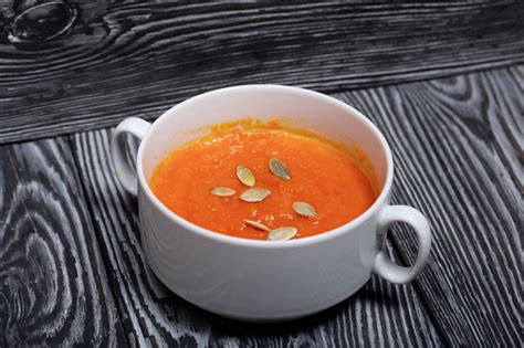 호박 토마토 크림 수프 호박 씨앗의 첨가와 함께 소나무 보드에 가스파초에 대한 스톡 사진 및 기타 이미지 가스파초 건강한 생활방식 건강한 식생활 Istock