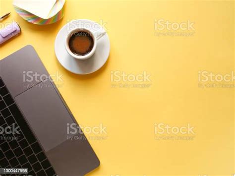 노트북 펜 노란색 배경에 커피플랫 평신도 구성 개념 원격 연구 및 가정에서 작업 원격 작업 프리랜서 검역 커피 휴식 사무실 테이블 카피스페이스 하이 앵글에 대한 스톡 사진