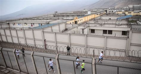 Педро Кастильо помиловал на Страстную неделю 20 человек лишенных свободы Infobae