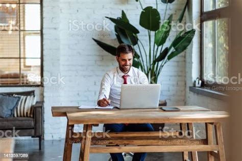 현대 사무실에서 노트북으로 일하는 풀 슈트를 입은 웃는 사업가 개선에 대한 스톡 사진 및 기타 이미지 개선 개성 개념 결심 Istock