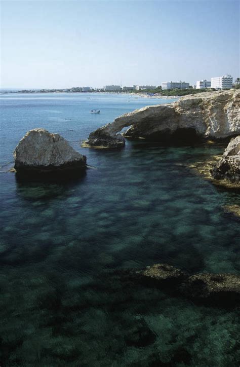 无人竖图室外白天旅游度假海洋塞浦路斯海岸线娱乐风景享受休闲放松摄影岩层万里无云岩石彩图