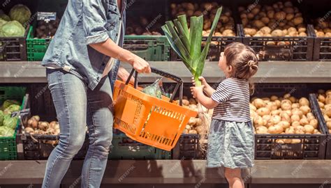 Mamá E Hija Están Comprando En El Supermercado Foto Premium