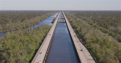 집 밖의 강 경치 경치가 좋은 고속도로 고속도로 다리 공중 광야 교통 긴 길 낮 녹지 농촌 지역 다리 도로 도시 계획 드론 로드 트립 맑은
