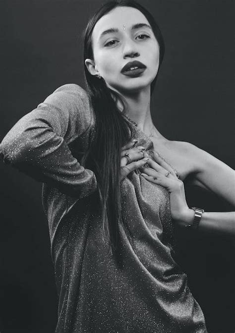 젊은 여성의 세련된 흑백 초상화 · 무료 스톡 사진