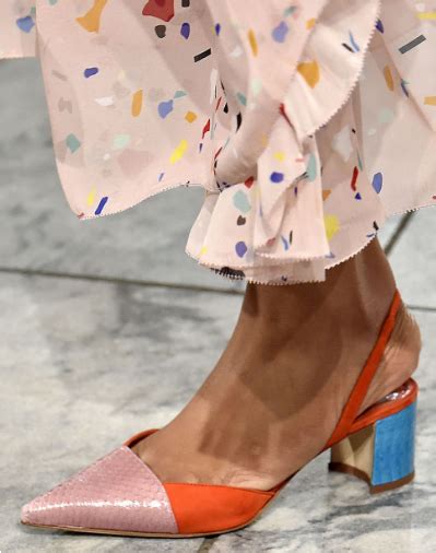 런웨이 여름용 컬렉션 슈즈들 샌들 블로퍼 슬리퍼 하이힐 Trending Shoes Trending Fashion Shoes Colorful Shoes