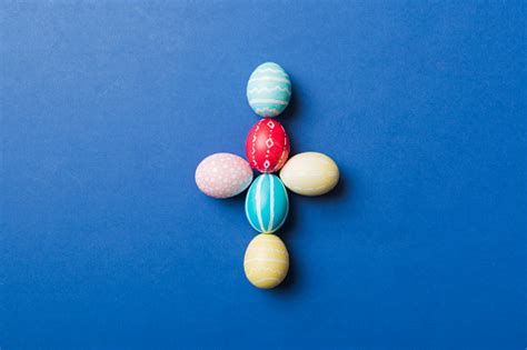 휴일 준비 색깔이 있는 배경에 여러 색상의 부활절 달걀 십자가는 부활절의 종교적 세속적 측면을 보여줍니다 파스텔 색 부활절 달걀 복사 공간이 있는 휴일 개념 0명에 대한