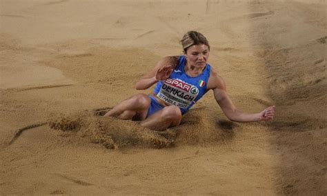 Atletica Una Fantastica Dariya Derkach Agguanta Largento Nel Salto