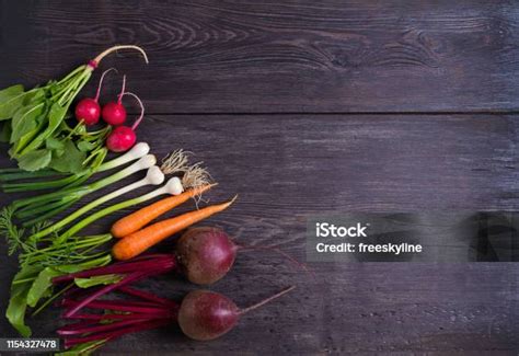 당근 비트 라디안 양파 마늘 시금치 뿌리 채소는 검은 나무 바탕에 여름 농장 채소 비트에 대한 스톡 사진 및 기타 이미지
