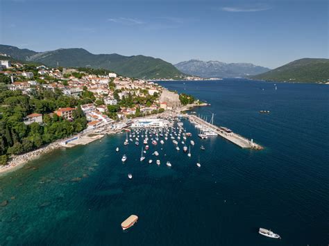 Radio Televizija Herceg Novi ПОВРАТАК У ШКОЛСКЕ КЛУПЕ У ДВИЈЕ ШКОЛЕ СВИ ЂАЦИ НА НАСТАВИ Сви