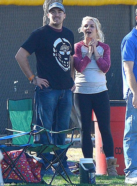 Kevin Federline Finally Ditches The Baggy T Shirts And Shows Off Flat Stomach Daily Mail Online