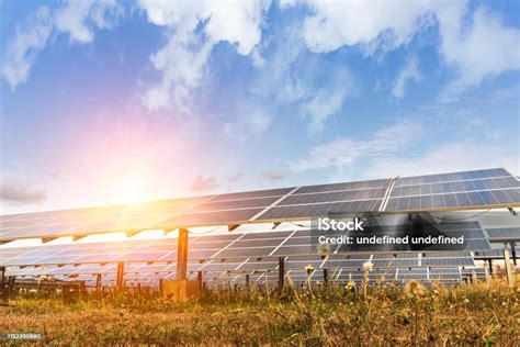 태양광 패널 대체 전기 소스 지속 가능한 자원의 개념 그리고 이것은 원래 보다 더 많은 전기를 생성 할 수 있는 새로운 시스템입니다 이것은 태양 추적 시스템 달 착륙선에