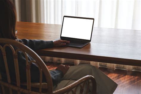 빈 흰색 바탕 화면 화면이있는 랩톱 컴퓨터에서 사용하고 작업하는 여성의 모형 이미지 35 39세에 대한 스톡 사진 및 기타