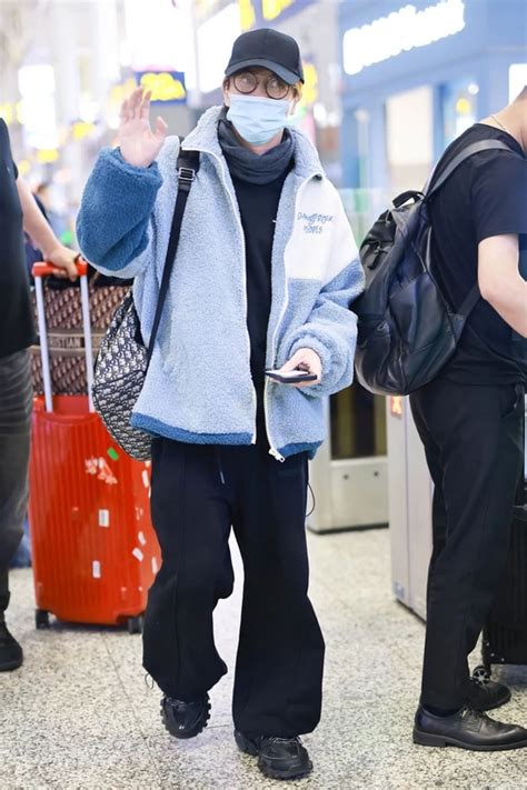 男星街拍 本期男明星们是捅了蓝色look的窝嘛？王嘉尔男星街拍新浪时尚新浪网