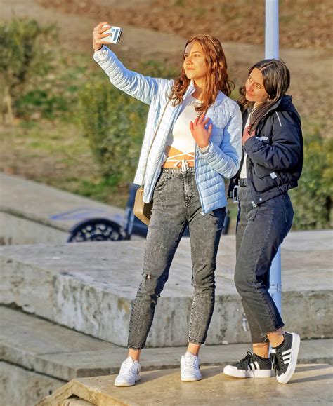 900 Free Selfie Selfies And Selfie Images Pixabay