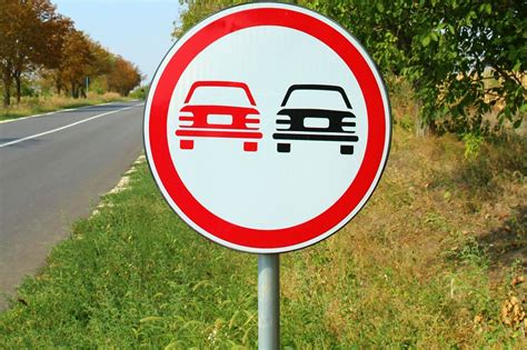 divieto di sorpasso regole e consigli per la sicurezza
