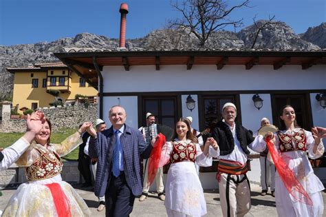 Meta Nderon “pleqtë E Krujës” Me Titullin “mjeshtër I Madh” Të Mbrojmë