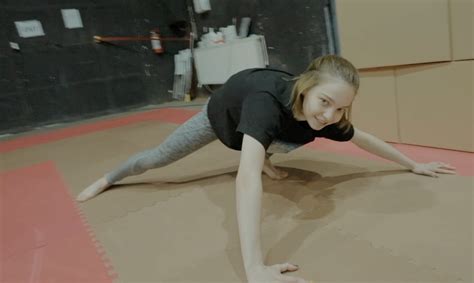 Netflix On Twitter Wednesdaythought More Emma Myers Stunts In Season 2