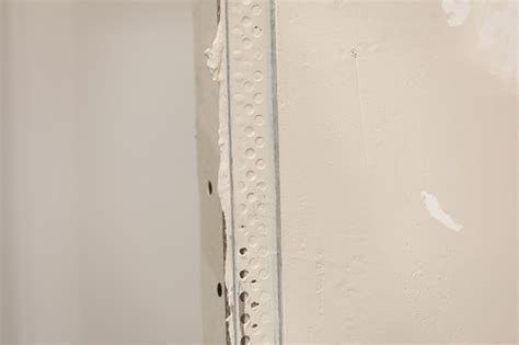 작업자는 새 플랫에 금속 벽 프로파일을 설정합니다 석고 보드 금속 프로파일 석고 보드 설치 배경 벽을 건축하기위한 금속 재료 0명에 대한 스톡 사진 및 기타 이미지 Istock