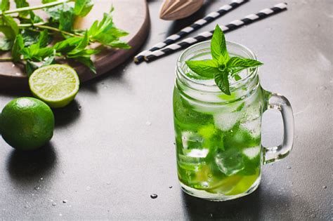 메이슨 항아리에 검은 돌 테이블에 칵테일 모 히 토 텍스트의 공간을 복사 합니다 0명에 대한 스톡 사진 및 기타 이미지 0명 감귤류 과일 건강한 식생활 Istock