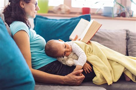 성숙한 할머니는 책을 읽고 그녀의 잠자는 손자를 껴안고 즐길 수 있습니다 2명에 대한 스톡 사진 및 기타 이미지 2명 45 49세 가정 생활 Istock