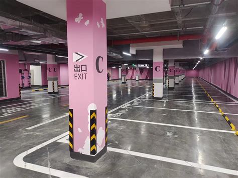 天津地下停车场柱面颜色分区 地下停车场导视线设计施工团队 墙面色带 产品展示 天津运兴科技发展有限公司