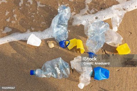 플라스틱 병 및 사용 된 안경을 바다에 의해 모래 더미에 거짓말 플라스틱 폐기물의 생태 문제 개념 0명에 대한 스톡 사진 및 기타 이미지 Istock