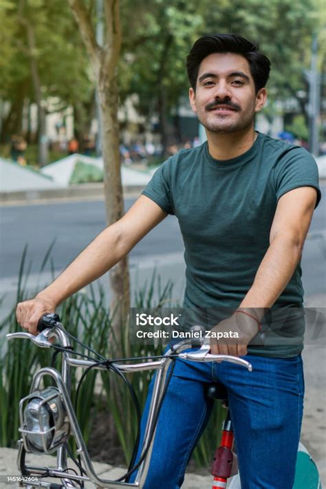 멕시코 시티에서 자전거를 환경 친화적 인 교통 수단으로 사용하여 웃고있는 잘 생긴 남자 라틴 아메리카 히스패닉 민족에 대한 스톡 사진 및 기타 이미지 라틴 아메리카