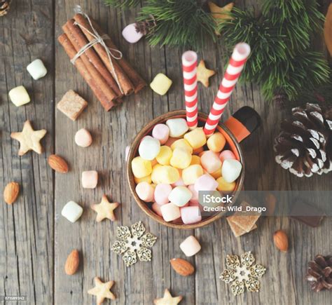 크리스마스 뜨거운 코코아와 마 시 멜로 평면도 선택적 초점의 컵 0명에 대한 스톡 사진 및 기타 이미지 0명 갈색 겨울 Istock