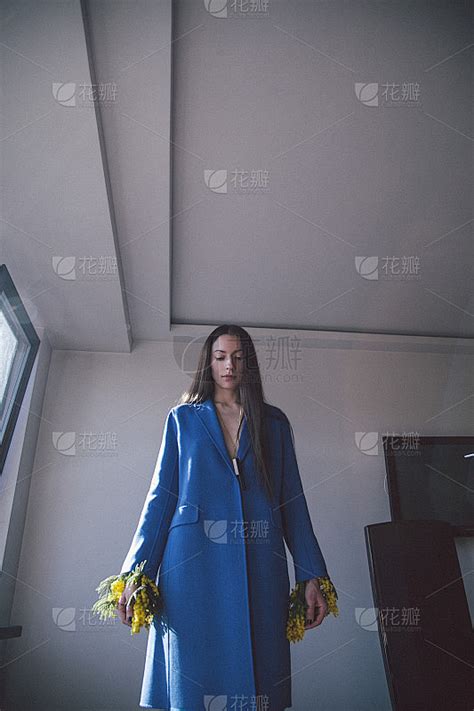 年轻女子在工作室摆姿势