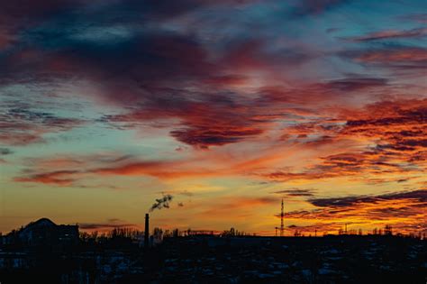 높고 넓은 굴뚝 많은 양의 연기와 물질이 대기로 방출되는 파이프 눈덮인 서리가 내린 겨울에 환경을 오염시키는 공장이나 기업의 일부 0명에 대한 스톡 사진 및 기타 이미지