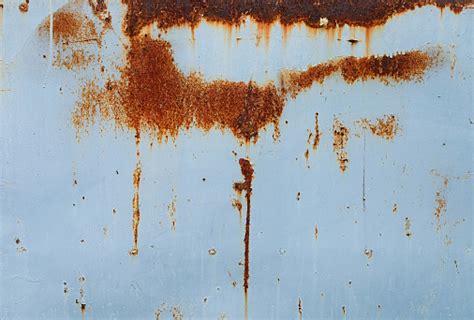 추상적인 수평 녹슨 금속 그런지 표면과 파란색 페인트 잔류물이 있는 텍스처 배경 이미지로 매우 상세하며 어떤 디자인에 대해도 표면이 있습니다 0명에 대한 스톡 사진 및 기타