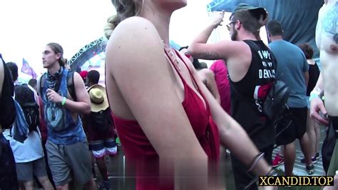 Horny Girl In Thong Giving Show Show Gurl Eporner