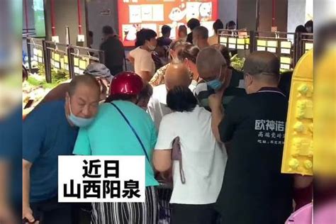 女儿陪妈妈去超市买菜，买菜高峰现场哄抢，妈妈好像个局外人妈妈局外人高峰