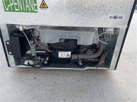 Нова хладилна витрина за вино Hoover Хладилна витрина Hoover Черен Хладилници Фризери