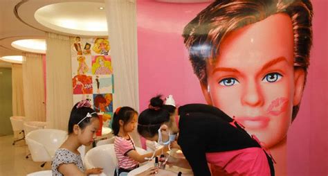 Мъж похарчи 100 000 долара за да прилича на кукла Profit Bg