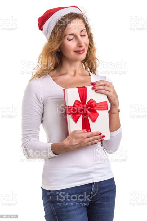 아름 다운 백인 빨간 크리스마스 모자를 착용 하 고 새 해 선물 상자를 들고 스튜디오 촬영에 고립 된 화이트 공휴일에 대한 스톡