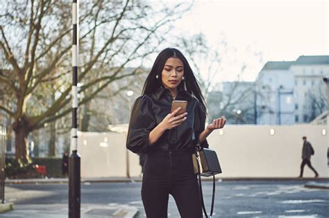 잘 옷을 입은 젊은 전문 여자 를 사용하여 모바일 장치 에 이 도시 개성 개념에 대한 스톡 사진 및 기타 이미지 개성 개념 걷기 기업 비즈니스 Istock