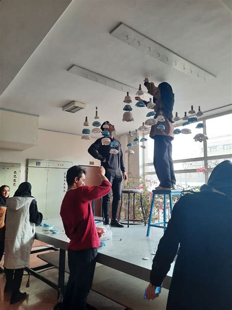 اجرا و نصب پروژه سرامیک های معلق توسط دانشجویان درس مقدمات معماری ۱ زیر نظر خانم مهندس صفایی