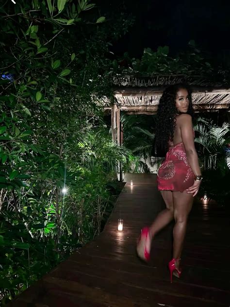 Anna Renn 💫 Black Beauties Lady Poses