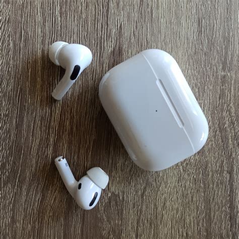 Беспроводные Наушники Сенсорные Блютуз Вакуумные с Активным Шумоподавлением и Датчиком Уха Белые