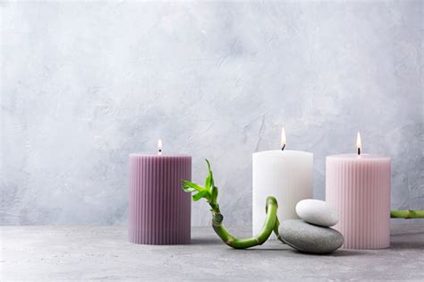 스파와 목욕 컨셉 분홍색과 보라색 색상의 양초 바다 돌과 회색 그런지 배경에 신선한 대나무 공간을 복사합니다 0명에 대한 스톡 사진 및 기타 이미지 Istock