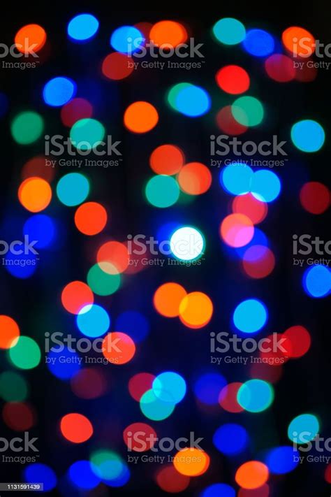 멀티 컬러 블루 휴일 화 환 화 환이 흐릿합니다 많은 큰 화려한 라운드 조명 완전히 디 포커 싱 된 사진 흐린 배경과 전경 휴일 분위기입니다 새 해와 크리스마스가 오고 있다