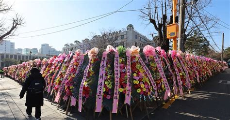 대통령실·헌재 앞 ‘화환 폭탄 쓰레기 처리 골머리