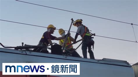 陸橋水泥塊掉落 砸電車線釀台鐵一度中斷｜鏡新聞 Youtube