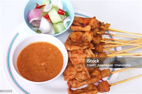 땅콩 소스를 곁들인 돼지고기 사테이 오이 슬라이스 칠리와 양파를 식초에 넣은 피클 갈색에 대한 스톡 사진 및 기타 이미지 갈색 고기 굽기 Istock