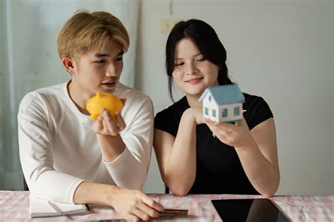 미래 주택 구입을 위한 투자 및 저축을 계획하는 젊은 부부 금융 문서 및 모델 하우스 2명에 대한 스톡 사진 및 기타 이미지 2명 결정 계산기 Istock