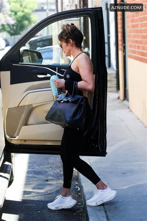 Jennifer Lopez Flaunts Her Sexy Fit Figure After A Sexy Workout Session